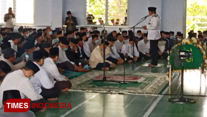 Ribuan Pelayat Antar KH Abdullah Syukri Zarkasyi ke Peristirahatan ...