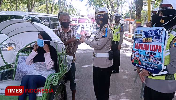 Operasi Zebra Semeru 2020, Polwan Bagi-Bagi Masker dan Hand Sanitizer - TIMES Indonesia