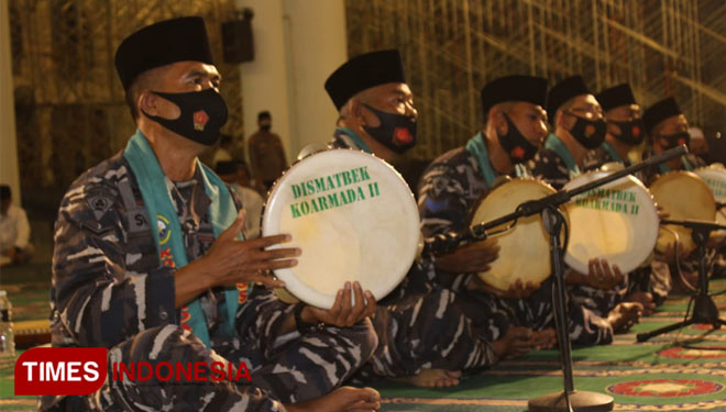 Maulid Nabi, Hadrah Prajurit TNI Polri Bergema di Masjid Al Akbar ...