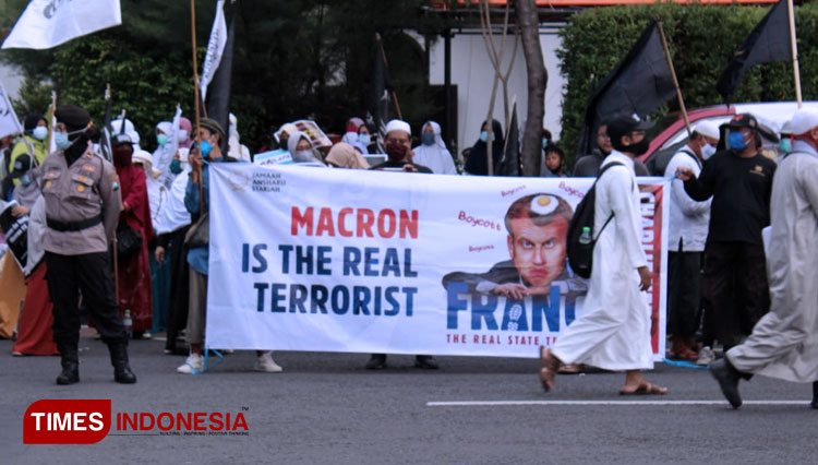 Ratusan Massa Aksi Bela Rasulullah SAW di Surabaya Padati Depan Gedung ... Ratusan Massa Aksi Bela Rasulullah SAW di Surabaya Padati Depan Gedung ...