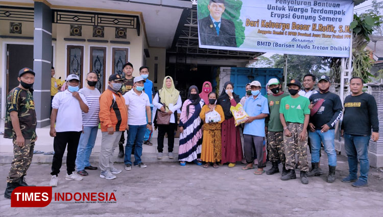 Pasca Gunung Semeru Meletus, Aba Rofik Bersama BMTD Bagikan Sembako ...