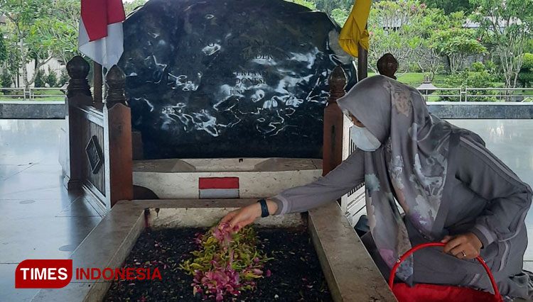 Ipuk Fiestiandani Ziarah ke Makam Bung Karno dan Para Ulama - TIMES ...