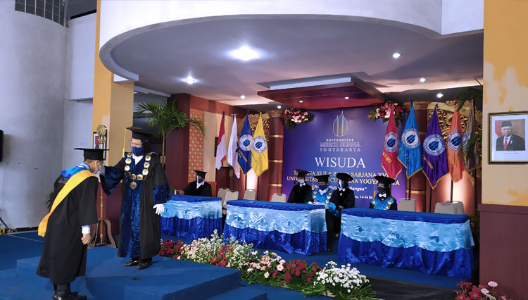 Pandemi Covid-19, UMBY Laksanakan Wisuda Secara Drive Thru - TIMES ...