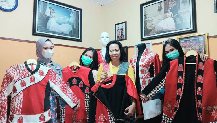 Duta Pancasila Belajar Batik kepada Desainer Erna Wijaya - TIMES Indonesia