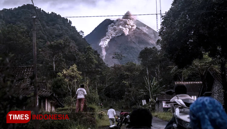 Gunung Merapi Keluarkan Awan Panas ke Kali Boyong dan Krasak - TIMES ...