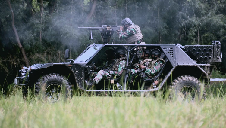 Prajurit Yontaifib 2 Mar Latihan Menembak Di Atas Kendaraan Taktis P6 ...