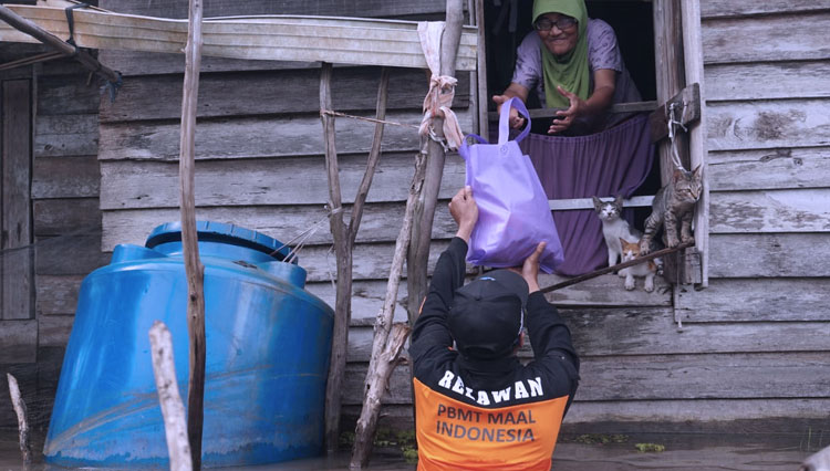 Bantu Korban Banjir Kalsel, Relawan PBMT Indonesia dan Bazma Keliling ...