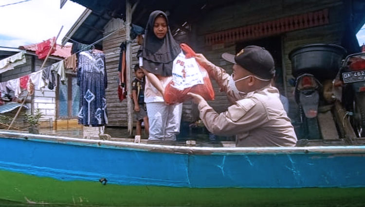 Bantu Korban Banjir Kalsel, Relawan PBMT Indonesia dan Bazma Keliling ...