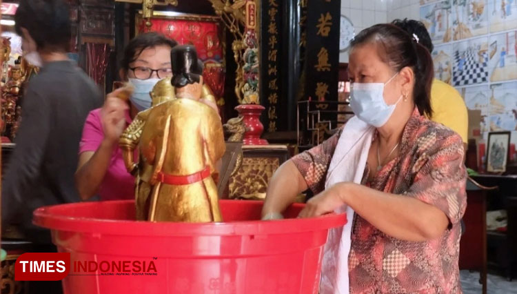 Tanpa Perayaan, Tradisi Mencuci Patung Dewa Jelang Perayaan Imlek Tetap Dilakukan - TIMES Indonesia