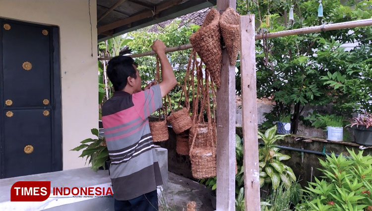 Shodik, Penyandang Disabilitas Mampu Ubah Limbah Serabut Kelapa Jadi ...