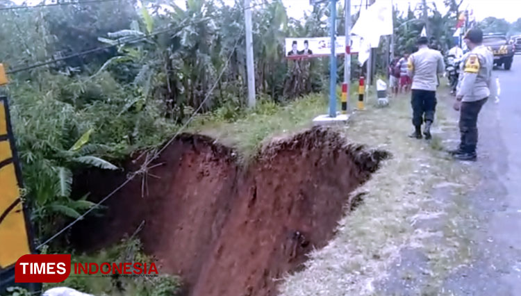 Tanah Jembatan Sungai Tajum Jatilawang di Banyumas Longsor, Arus ...