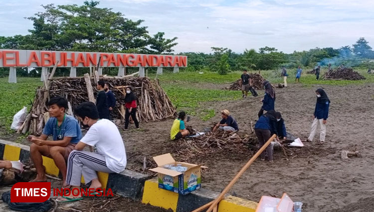 Warga Pangandaran Gelar Aksi Pungut Sampah di Tepi Pantai - TIMES Indonesia