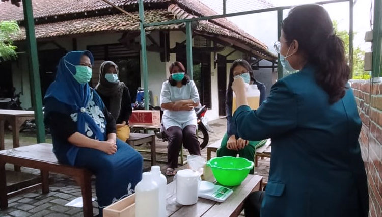 Mahasiswa KKN Undip Ajak Warga Cuci Tangan Pakai Susu - TIMES Jatim Mahasiswa KKN Undip Ajak Warga Cuci Tangan Pakai Susu - TIMES Jatim