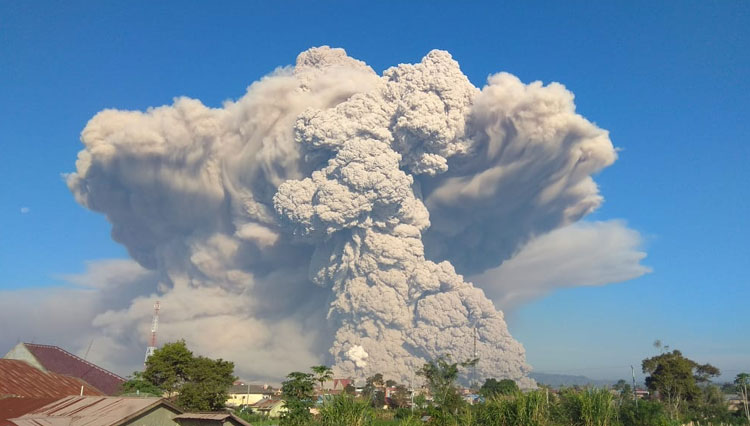 Gunung Sinabung Erupsi, 13 Guguran Awan Panas Terjadi dalam Dua Jam ...