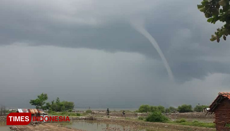 Angin Puting Beliung Terjang Sejumlah Rumah di Cirebon - TIMES Indonesia