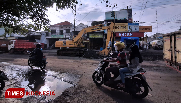 Jadi Sorotan Publik, Jalan Rusak di Gresik Akhirnya Diperbaiki - TIMES Indonesia