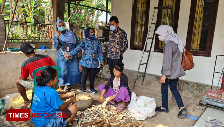 Meski Pandemi, IKM Kripik Singkong Binaan CSR Paiton Energy Tetap ...