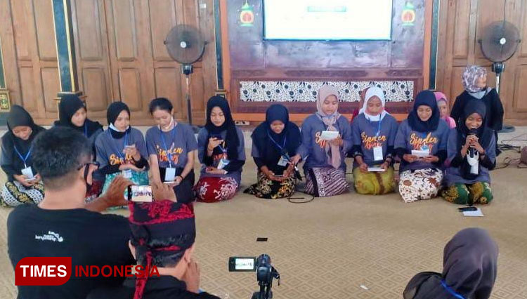 DKB Beri Pelatihan Nyinden Bahasa Using Anak Muda di Banyuwangi - TIMES ...