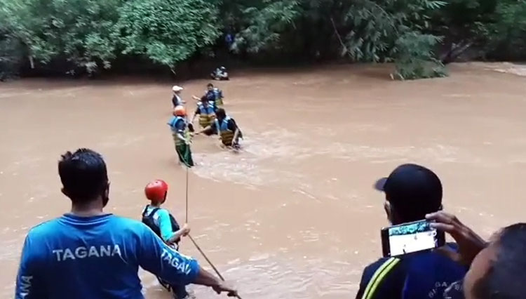 Tagana Pangandaran Evakuasi Wisatawan Terjebak Banjir di Curug Bojong ...