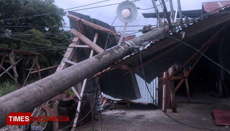 Tiang Listrik PLN Tumbang, Timpa Rumah Warga di Abdya Aceh - TIMES Indonesia