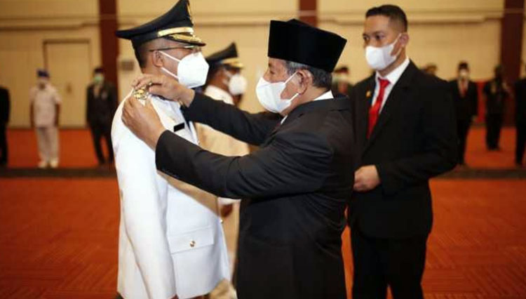 Wali Kota dan Wawali Ternate Dilantik, Bupati Pulau Taliabu Aliong Mus ...