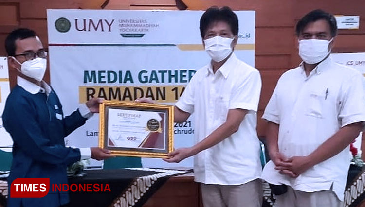 Rektor UMY Gunawan Budiyanto Raih Penghargaan Special Achievement Award ...