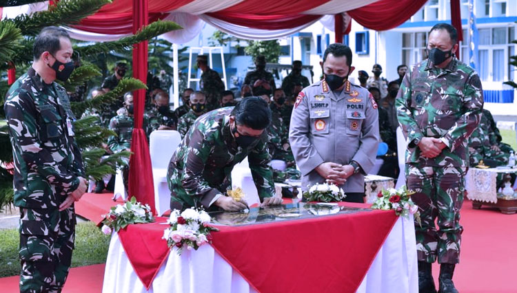 Kunker Bersama Panglima TNI, Kapolri: Ini Bentuk Kekompakan dan ... Kunker Bersama Panglima TNI, Kapolri: Ini Bentuk Kekompakan dan ...