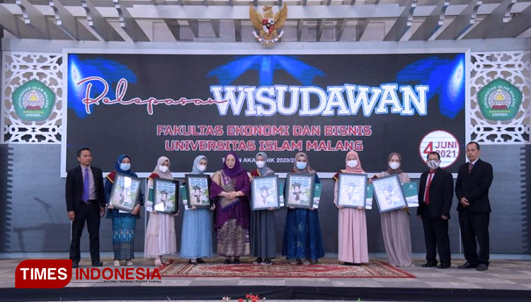 Kebiasaan Baru, FEB Unisma Malang Gelar Pelepasan Wisuda Luring dan ...
