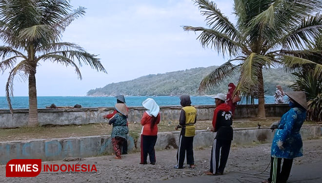 Nasib Buruh Nelayan Penarik Jaring Ered di Pantai Timur Pangandaran ...