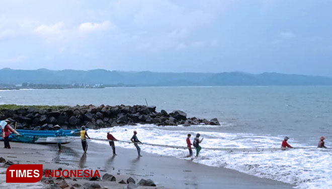 Nasib Buruh Nelayan Penarik Jaring Ered di Pantai Timur Pangandaran ...