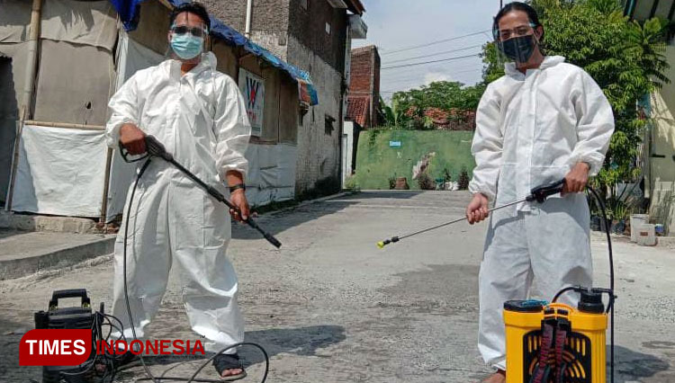 Pemuda di Perumahan Garut Semprot Lingkungan Secara Swadaya - TIMES ...