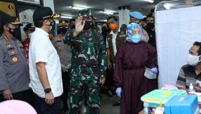 Tinjau Vaksinasi Covid-19 Massal, Panglima TNI: Terima Kasih Para Nakes - TIMES Indonesia