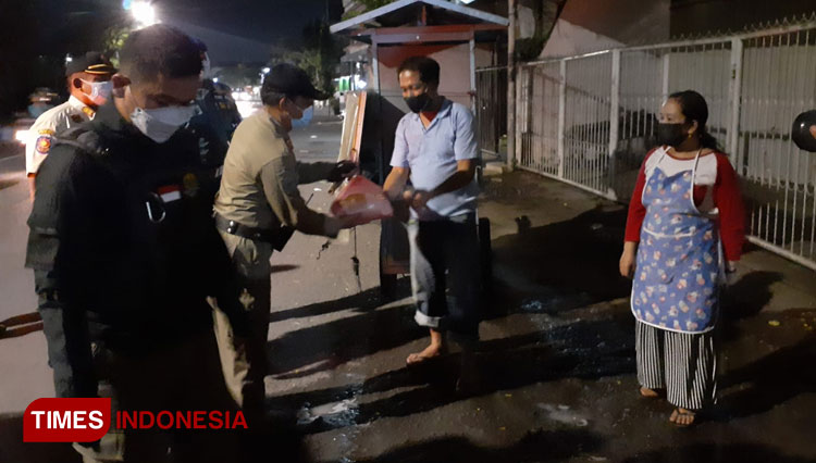 Begini Cara Satpol PP Surabaya Sentuh Hati PKL Semasa PPKM Darurat - TIMES Jatim