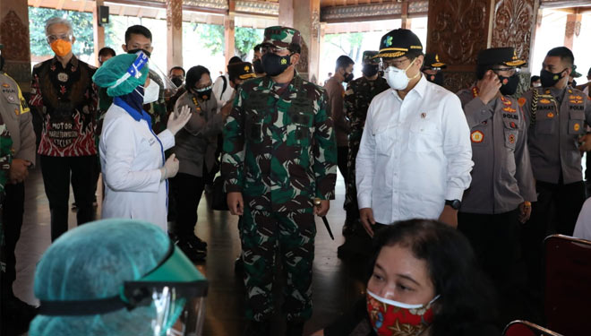 Tinjau Vaksinasi di Solo, Panglima TNI: Terima Kasih Sudah Perangi Covid-19 - TIMES Indonesia