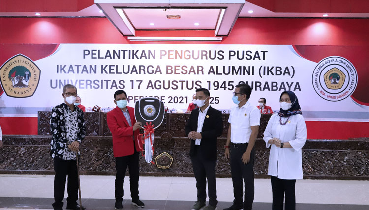 Resmi Dilantik, Pengurus IKBA Untag 2021-2025 Beri Bantuan Satu Unit ...
