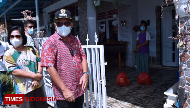 Wali Kota Bitung Maurits Mantiri Berikan Bantuan kepada Warga Isoman ...