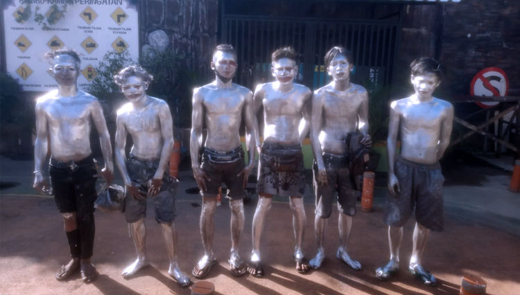 Polres Cirebon Kota Amankan Manusia Silver yang Membuka Barrier ...