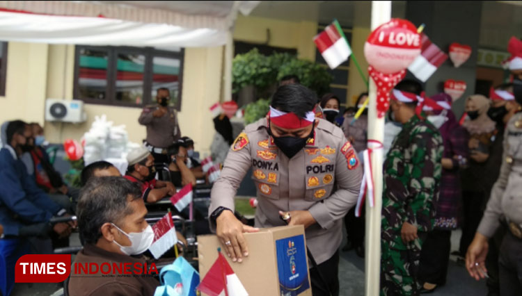 Penyandang Disabilitas Divaksin Sekaligus Diberi Bansos oleh Polres ...