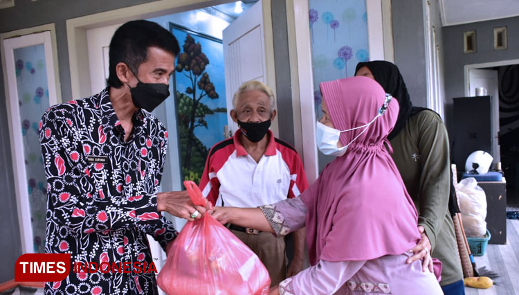 Peduli Anak Yatim dan Jompo, Wakil Wali Kota Banjar Blusukan Bagikan Paket Sembako - TIMES Indonesia