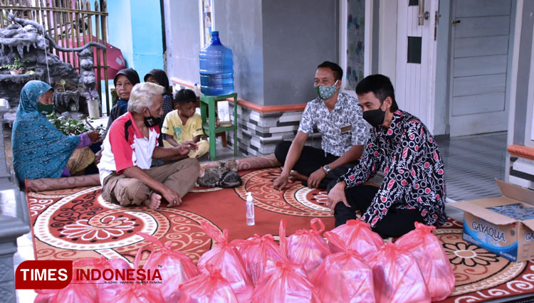 Peduli Anak Yatim dan Jompo, Wakil Wali Kota Banjar Blusukan Bagikan Paket Sembako - TIMES Indonesia