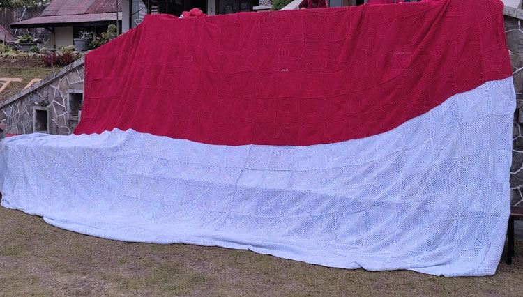 Bendera Merah Putih Rajutan Terbesar di Indonesia Catat Rekor MURI 2021 ...