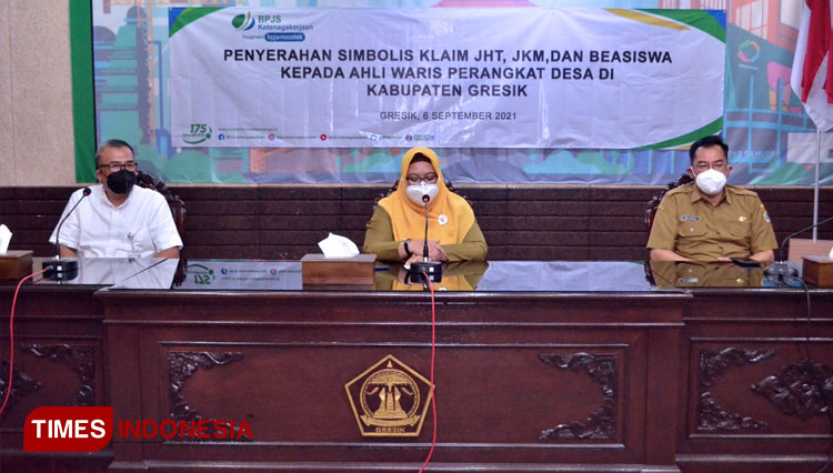BP Jamsostek Gresik Serahkan Klaim ke Ahli Waris Perangkat Desa - TIMES ...