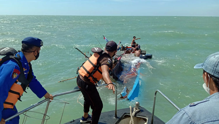 Kapal Nelayan Terbalik Dihantam Ombak di Perairan Indramayu - TIMES Indonesia