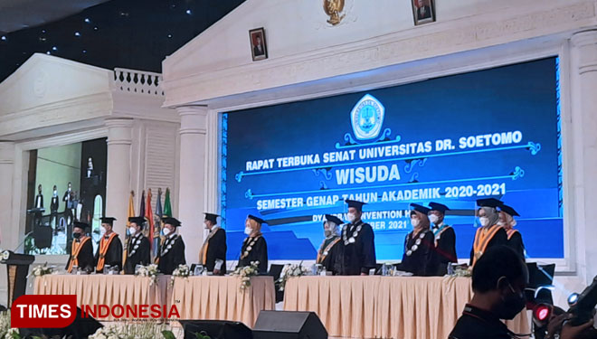 Unitomo Gelar Wisuda Hybrid, Khidmat dan Tetap Disiplin Prokes - TIMES ...