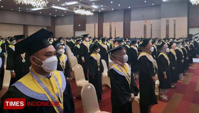 Unitomo Gelar Wisuda Hybrid, Khidmat dan Tetap Disiplin Prokes - TIMES ...
