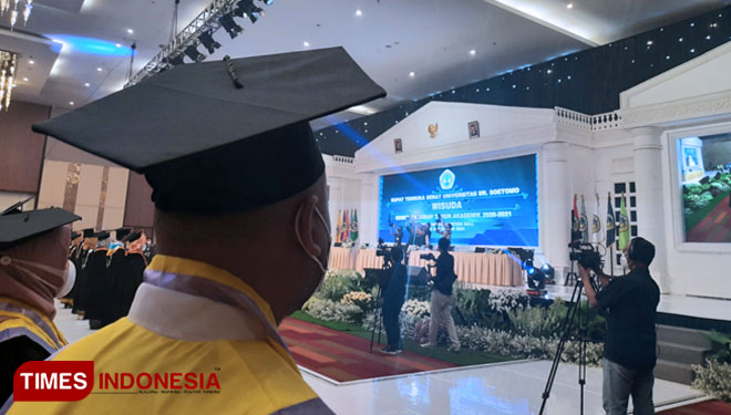 Unitomo Gelar Wisuda Hybrid, Khidmat dan Tetap Disiplin Prokes - TIMES ...