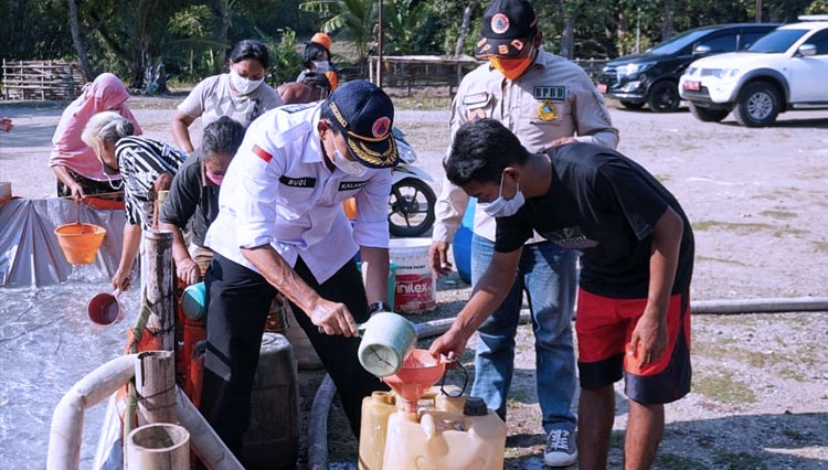 BPBD Jatim Kirim 12 Ribu Liter Air Bersih Bantu Warga Terdampak Kekeringan di Ngawi - TIMES ...