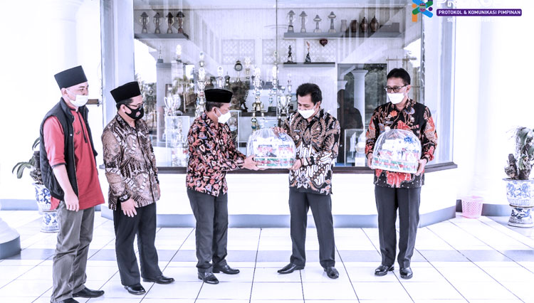 PT Unilever Indonesia Berikan Bantuan Paket Kebersihan untuk 250 ...