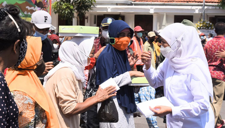 Syukuran HUT ke-76 Provinsi Jatim Berlangsung Sederhana, Khofifah Bagi Ratusan Sembako - TIMES ...