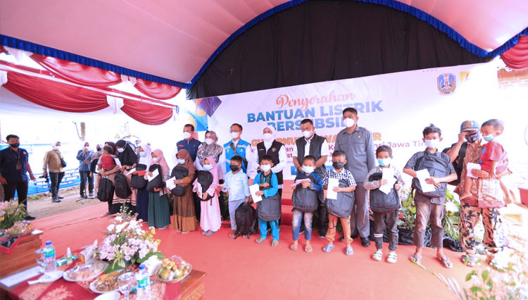 Terangi Rumah Tangga Pra Sejahtera, PLN UID Jawa Timur Sambung Listrik ...